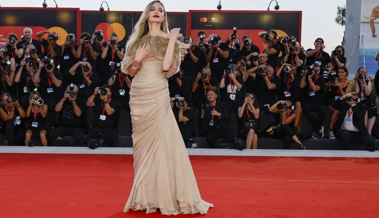 Angelina Jolie Debut dengan Rambut Pirang Barunya di Festival Film ...