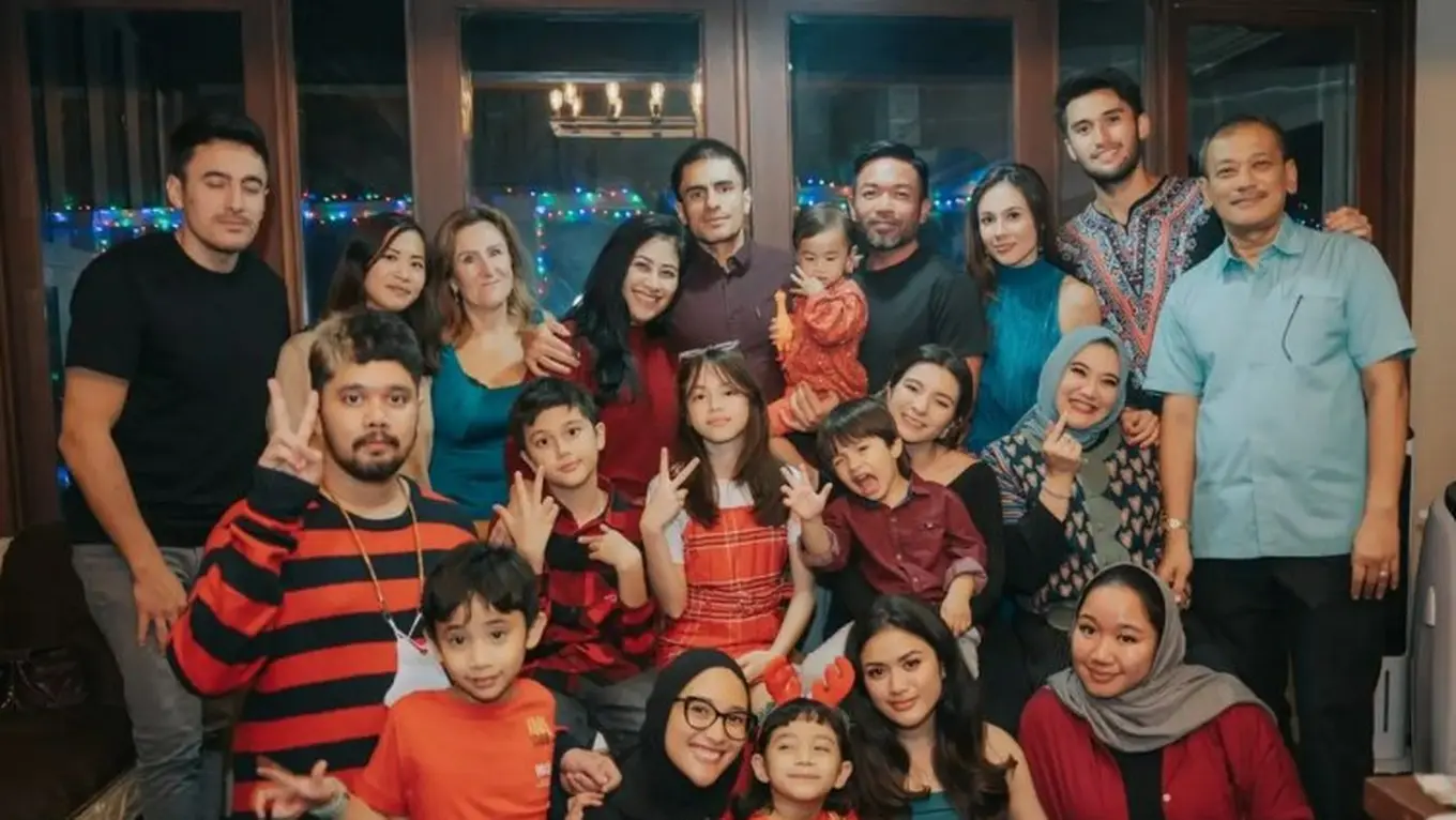 7 Potret Kumpul Bersama Wulan Guritno dan Keluarga, Ada Anak Juga Sabda Ahessa - Entertainment ...