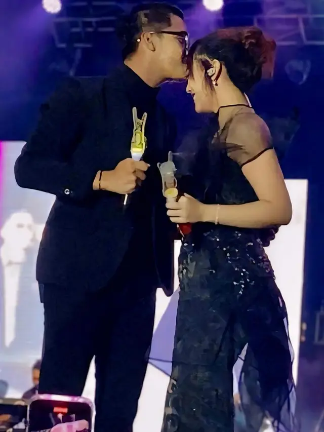 8 Potret Romantis Happy Asmara dan Gilga Sahid di Panggung, Sebut Sudah Sah - Hot Liputan6.com