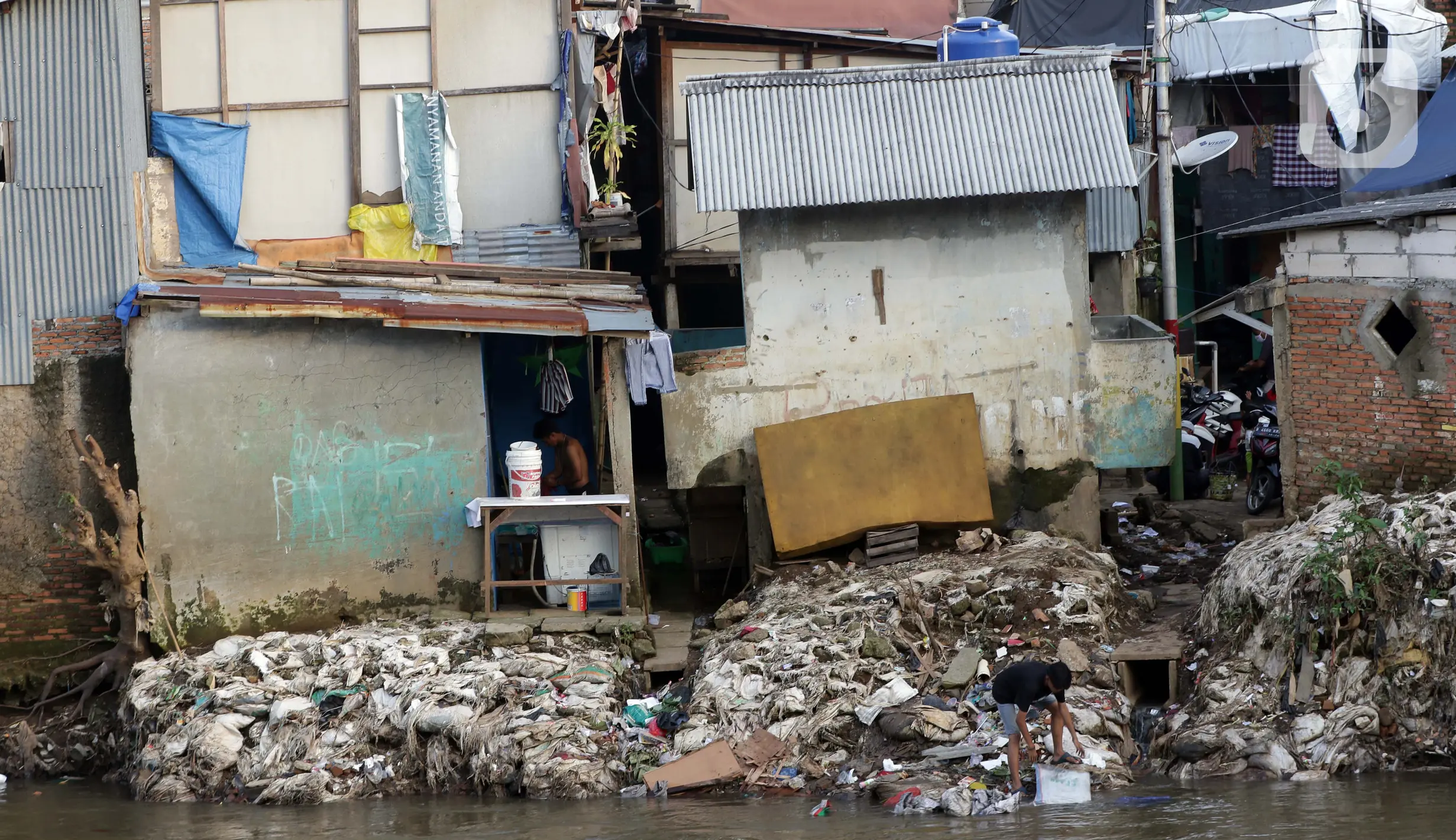 FOTO: Normalisasi Ciliwung Terhambat Pembebasan Lahan - Foto Liputan6.com
