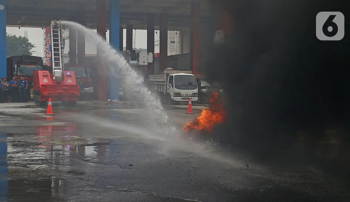 FOTO: Wujud Robot Pemadam Kebakaran Seharga Puluhan Miliar Rupiah - Foto Liputan6.com