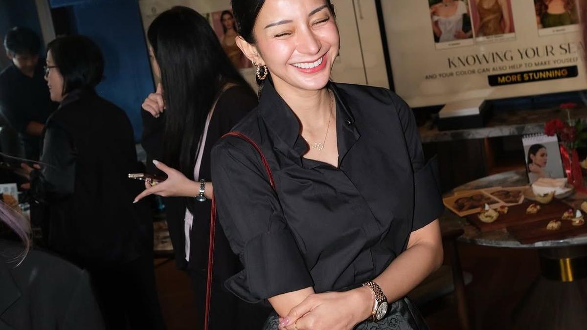 Sering Pakai Outfit Warna Hitam, Ini Cara Kirana Larasati Bikin Gayanya Tetap Nggak Monoton