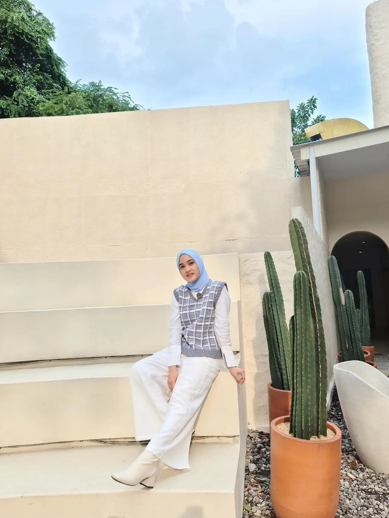 7 Kemeja Putih Wanita Berhijab yang Menarik, Inspirasi Style Sehari ...