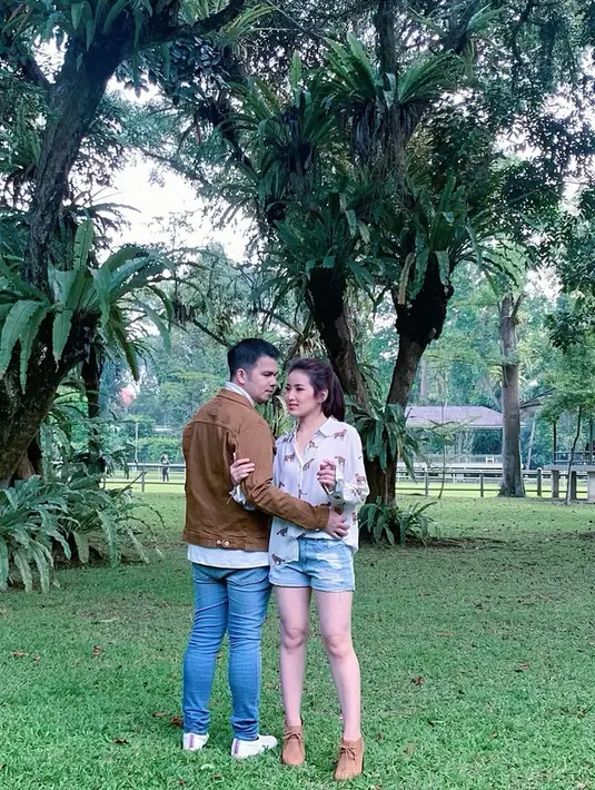 Umumkan Istri Hamil, Berikut Potret Kemesraan Handika Pratama dan Rosiana Dewi - Photo Fimela.com