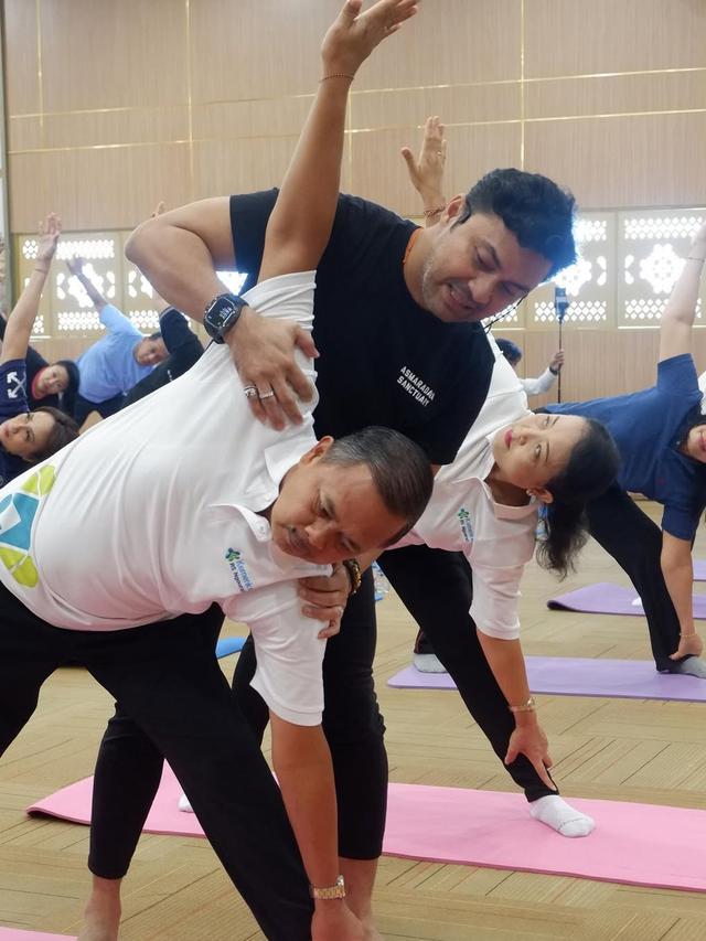 5 Potret Anjasmara Olahraha Yoga, Tampak Awet Muda di Usia Hampir ...