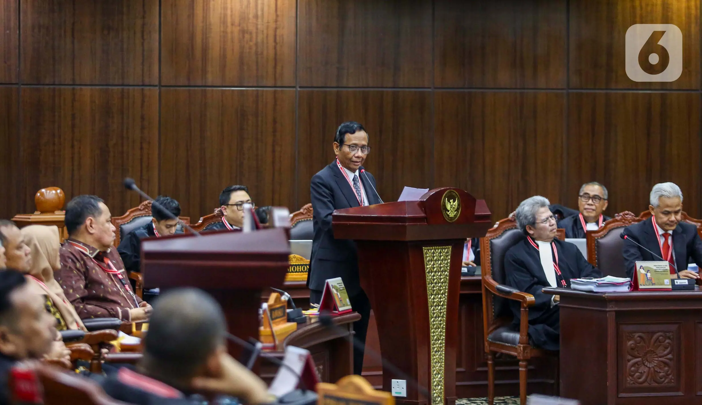 Gaya Ganjar Mahfud Hadiri Sidang Perdana Sengketa Pilpres 2024 Foto