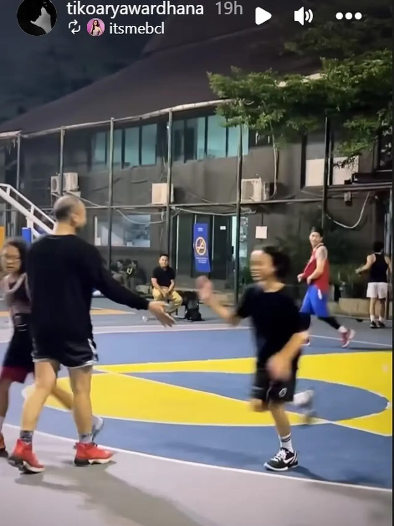 Noah Sinclair Anak BCL dan Tiko Aryawardhana Satu Tim saat Main Basket ...