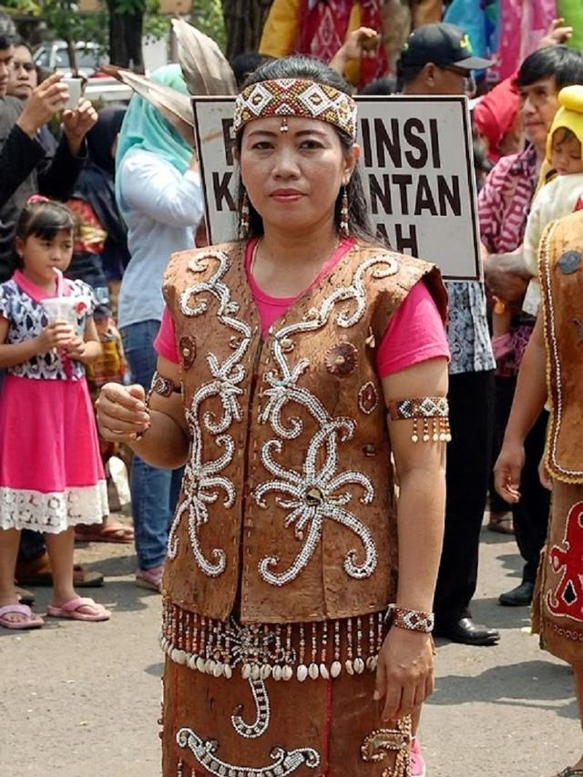7 Baju Adat Kalimantan Tengah Lengkap Detail Bahan dan Fungsinya