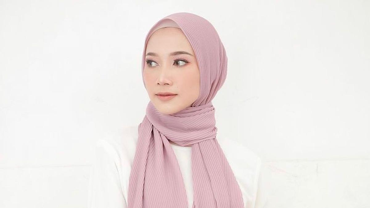 7 Tutorial Hijab Pashmina Plisket yang Jadi Tren 2021, Simple dan Modis - Fashion Fimela.com
