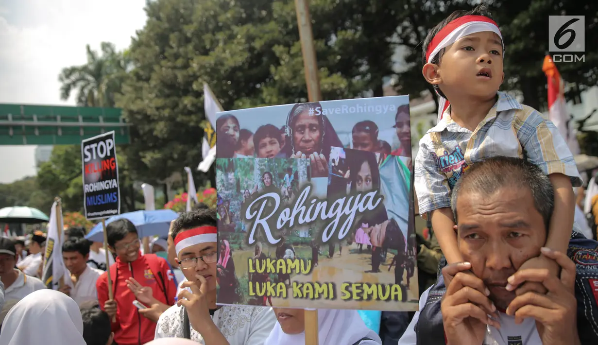 PHOTO: Peserta Aksi Bela Rohingya Banjiri Patung Kuda - Foto Liputan6.com
