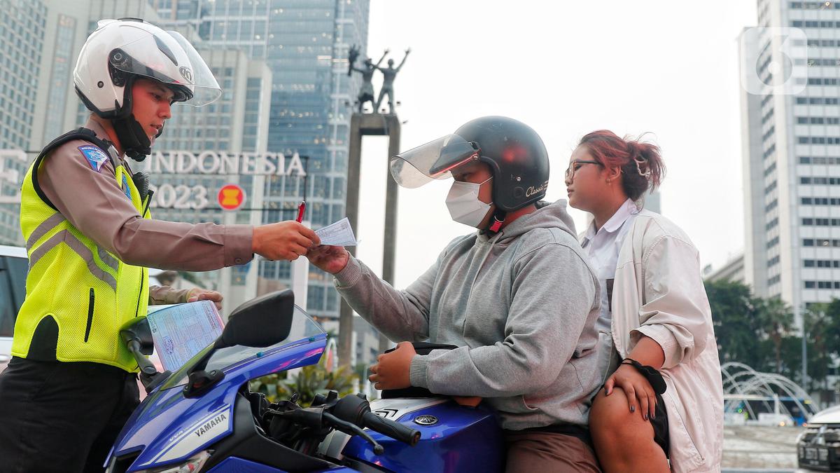 Kembalinya Penerapan Tilang Manual di Jakarta - Foto Liputan6.com