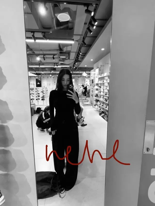 7 Potret Nurra Datau Pose Waktu Mirror Selfie Ini Selalu Tuai Sorotan ...