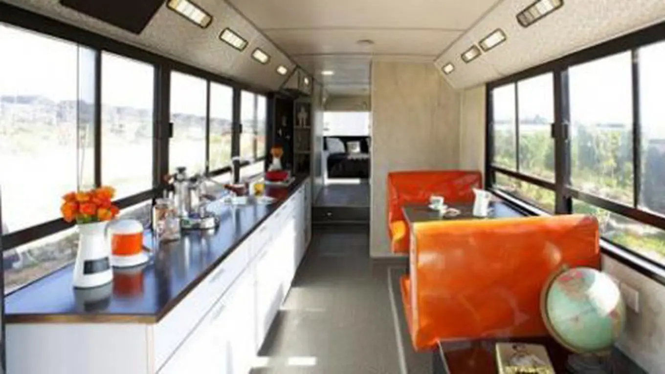 Rumah Cantik Ini Berada di Dalam Bus Butut Lho! - Lifestyle Fimela.com