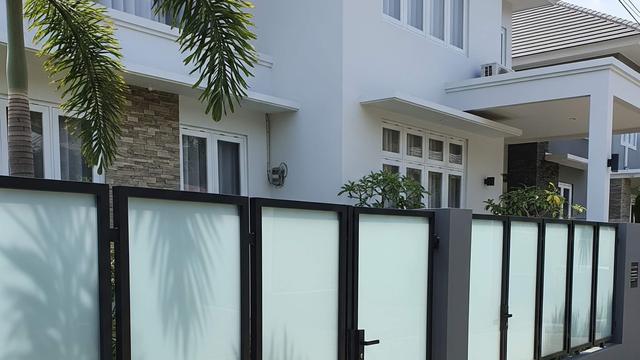 10 Desain Pagar dari Besi tapi Sulit Dilihat dari Luar, Aman, Kuat, dan ...