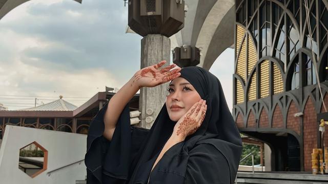 7 Potret Kae Asakura ‘Rae Lil Black’ Berhijab Usai Masuk Islam, Anggun ...