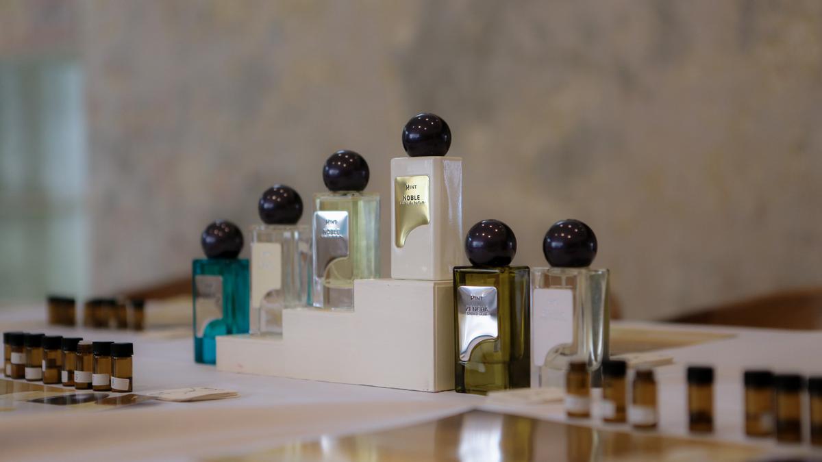 Aroma Elegan HINT Noble Extrait De Parfum yang Tahan Lebih Lama ...