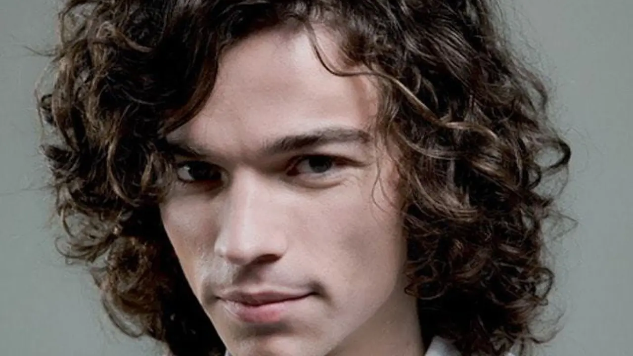 Nggak Bakal Mati Gaya! 5 Model Rambut Keriting Ini Bisa Bikin Cowok ...